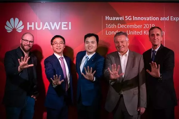 Telecom.com ir Huawei vadovai Londono Huawei 5G inovacijų ir patirties centro atidarymo renginyje.