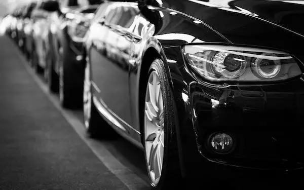 Coches estacionados un ao carón do outro nunha foto en branco e negro.