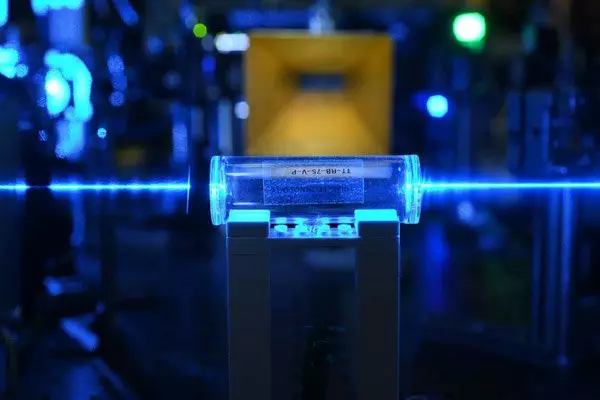 Atome in einer Glasdampfzelle werden dabei mit Laserstrahlen zu Rydberg-Zuständen angeregt