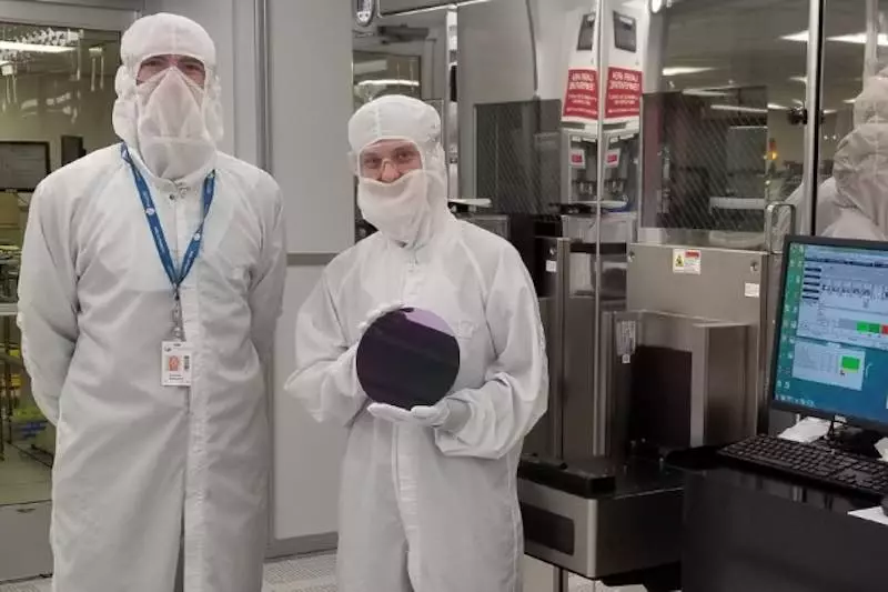 MIT-Forscher halten Siliziumwafer in der Hand.