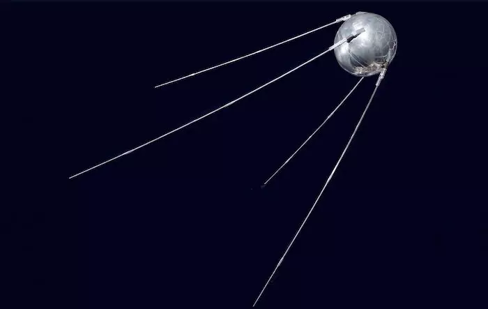 Sputnik 1 သည် ပထမဆုံးသော ဂြိုလ်တုတုဖြစ်သည်။