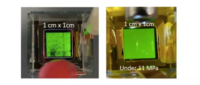 OLED fa'aaliga fa'atasi ai ma le Zinc Oxide layer (agavale) ma leai (taumatau)