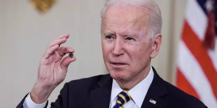 Biden forseti á blaðamannafundinum með örflögu