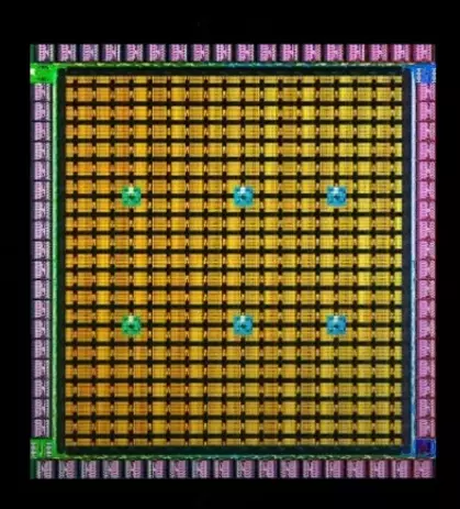 D1 チップは 354 個のトレーニング ノードで構成されています