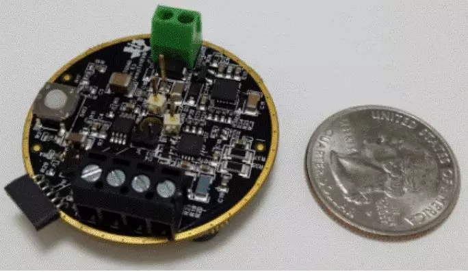 Slika 6. PCB oddajnika temperature v primerjavi s četrtino (TIDA-00095)