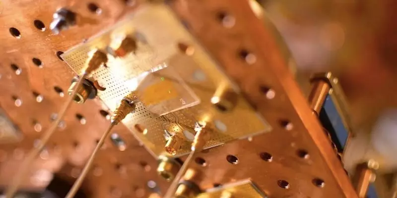 Harvard-Forscher steuern und modulieren akustische Wellen auf einem Chip
