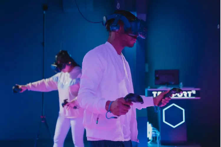 Virtual-Reality-Headsets und -Controller.