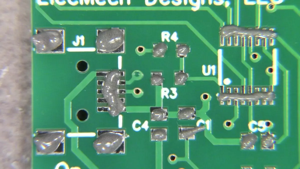 Bolodi loyesera ndi Solder Paste Pogwiritsa Ntchito Syringe